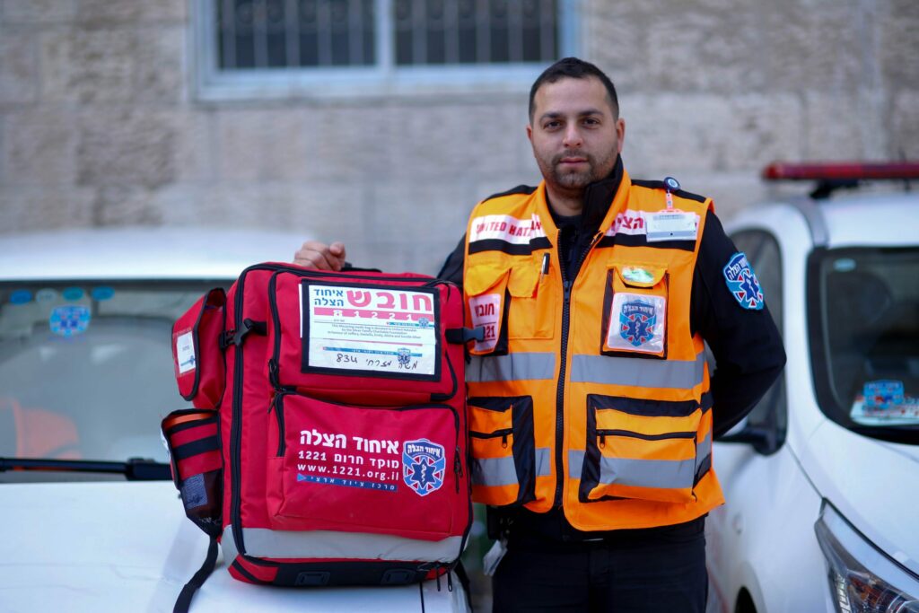 EMT Calms Blind And Deaf Daughter Of CPR Patient While Fellow EMTs ...