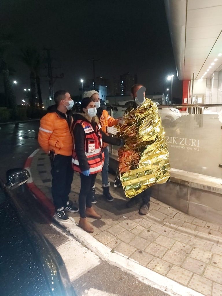 UH volunteers in Akko hand out heat blankets to the homeless on coldest ...
