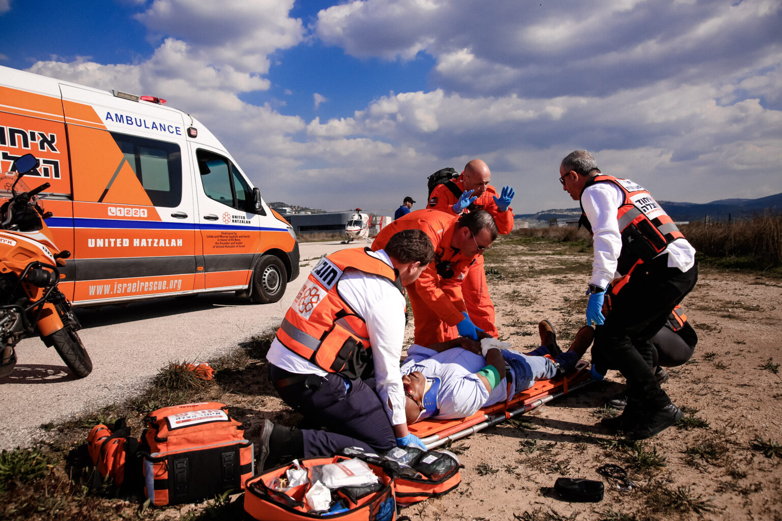 Husband and Wife EMTs Perform CPR On Electrocuted Construction Worker ...